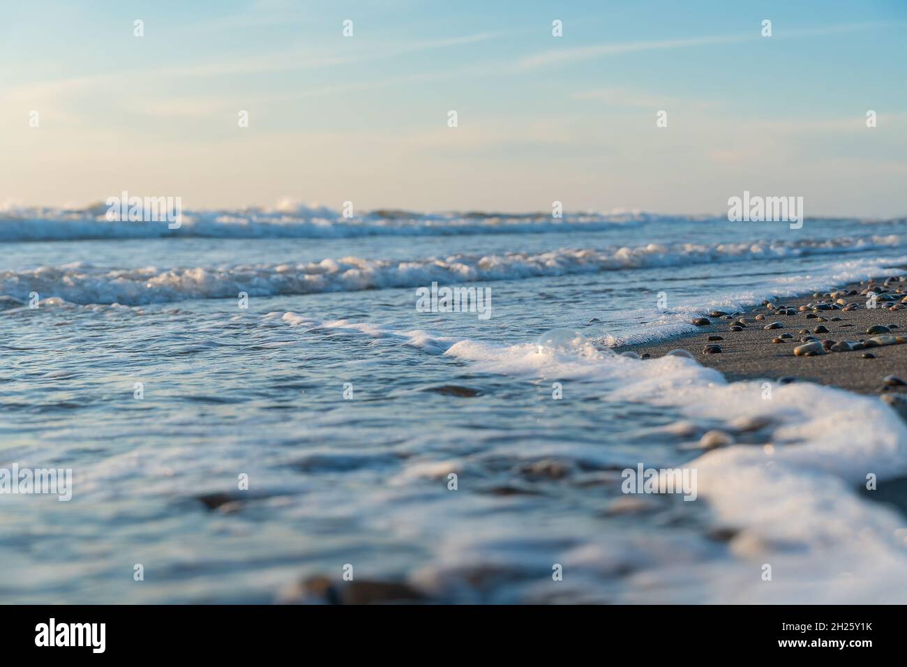 Foaming ocean waves rolling hi-res stock photography and images - Alamy