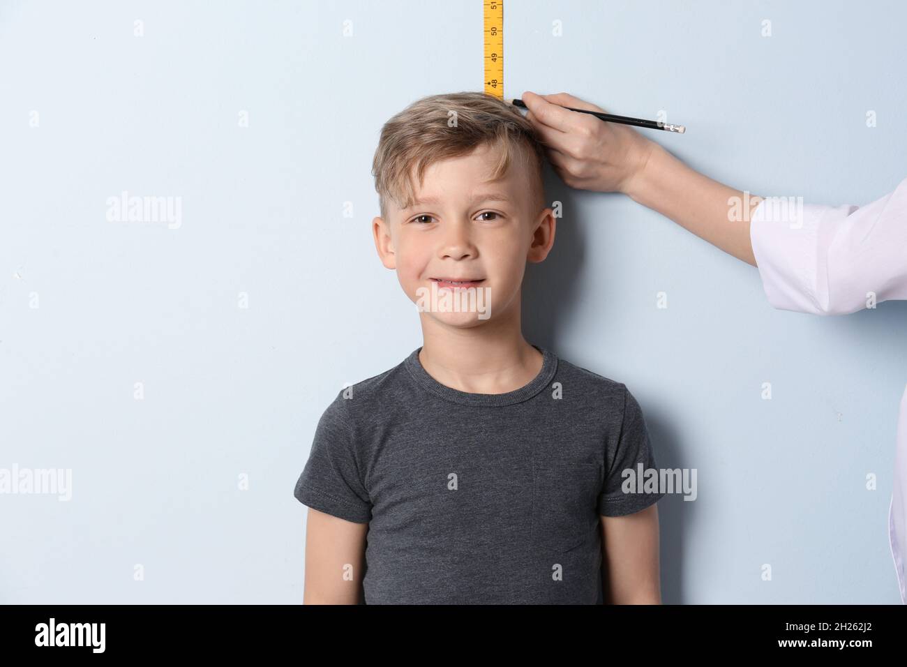 Doctor checking height child hi-res stock photography and images - Alamy