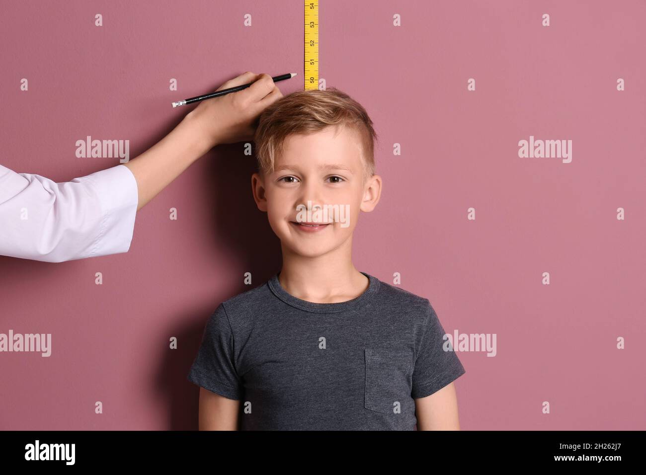Doctor checking height child hi-res stock photography and images - Alamy