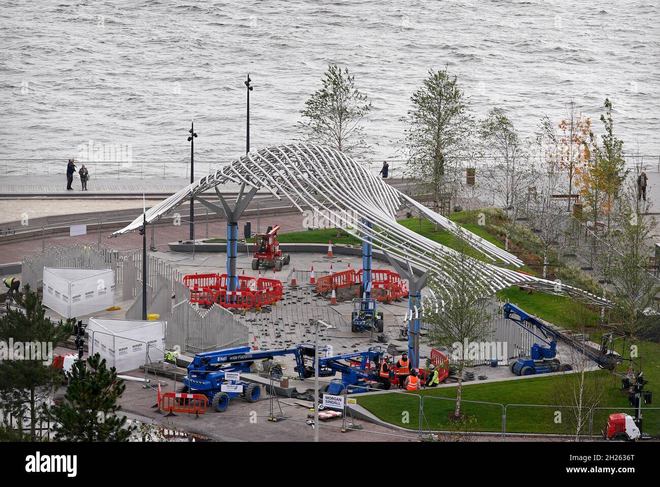 Dundee whale sculpture hi-res stock photography and images - Alamy