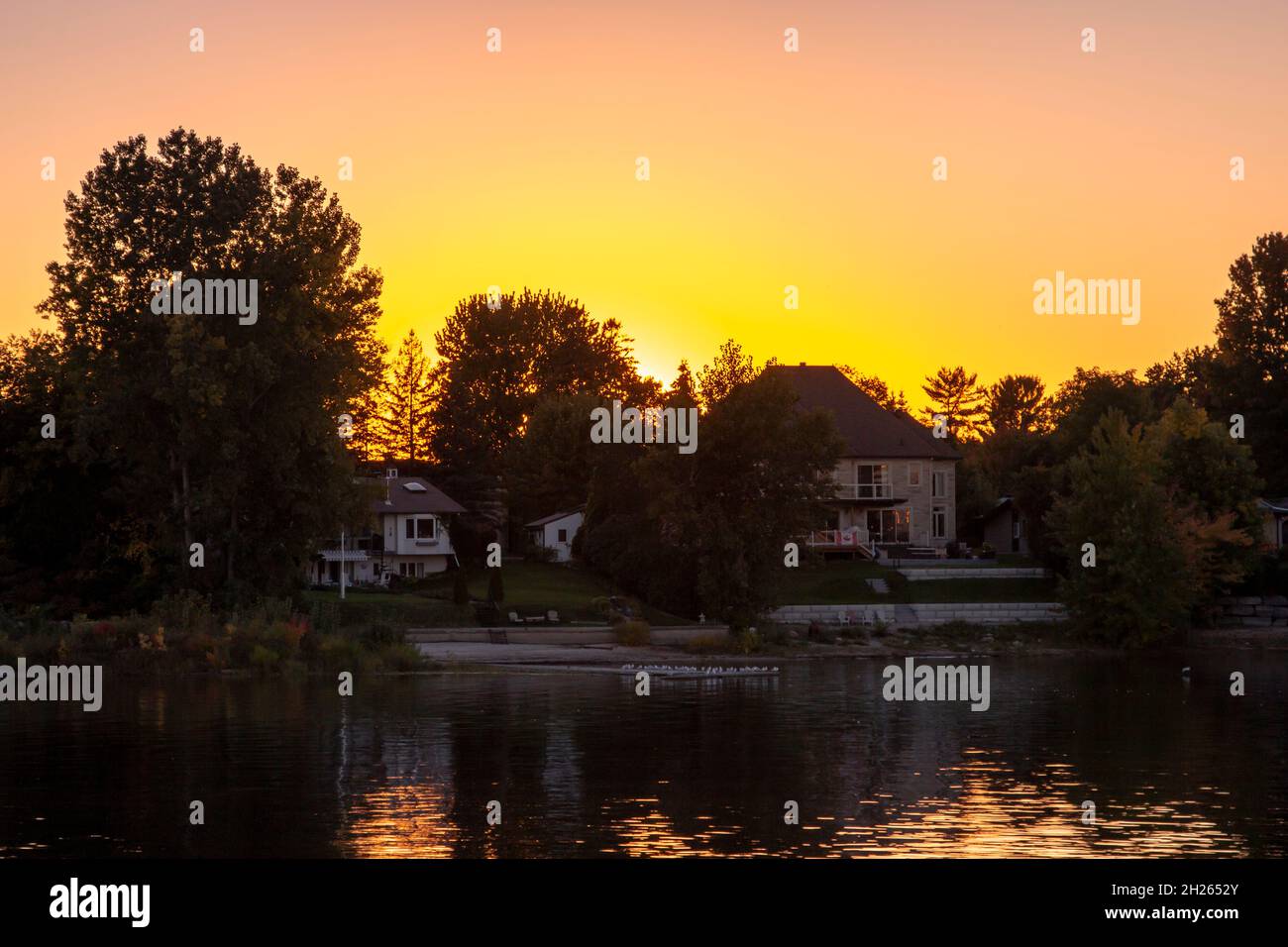 Sunset behind houses hi-res stock photography and images - Alamy