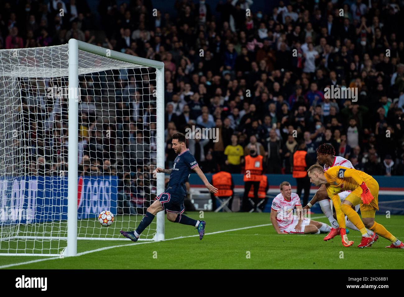 PARIS, FRANCE - OCTOBER 19: Lionel Messi of Paris Saint-Germain scoring ...