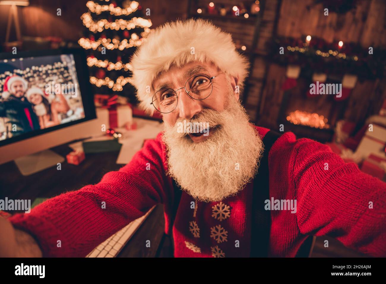 Photo portrait santa talking to friends on webcam wearing glasses ...