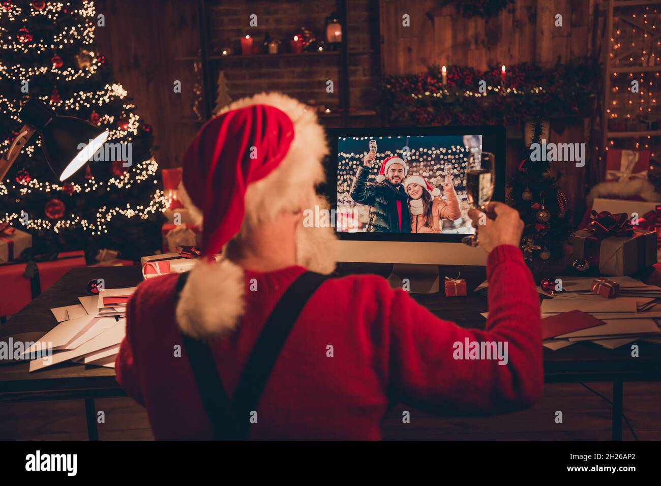 Back view photo portrait santa drinking champagne saying toast to ...