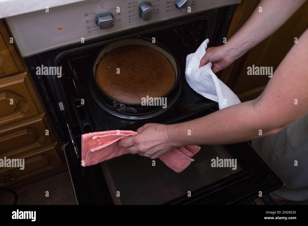 A step-by-step process for making a sour cream chocolate cake. Women's ...