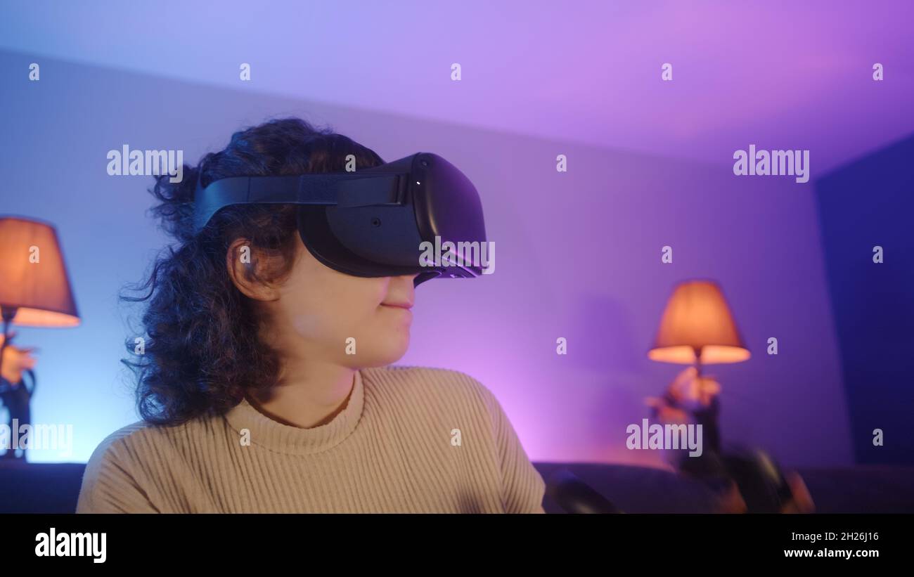 Female woman vr player hi-res stock photography and images - Alamy