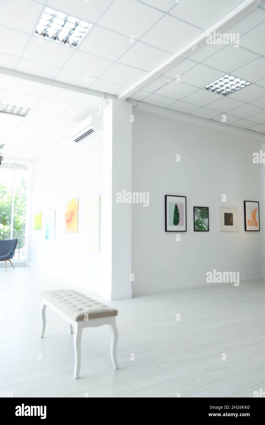Empty hall of modern art gallery with exhibits Stock Photo - Alamy
