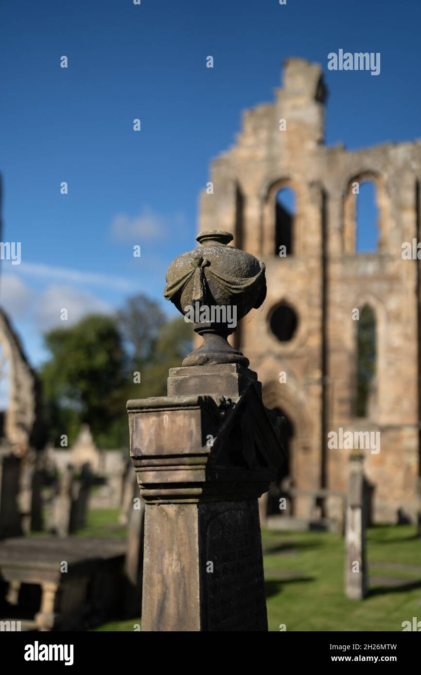 Street scene with sculpture on the Plainstones. High Street, Royal ...