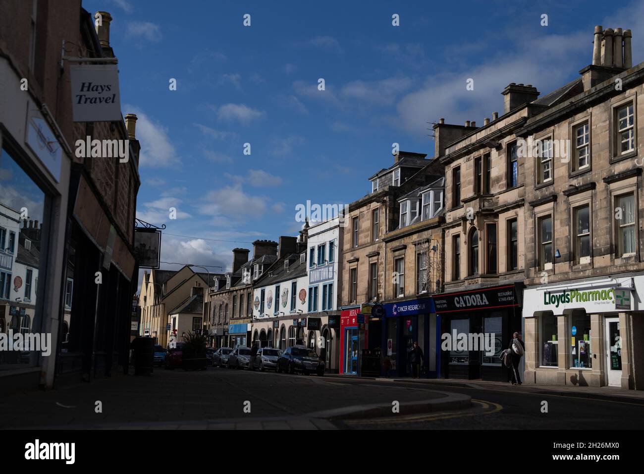 Street scene with sculpture on the Plainstones. High Street, Royal ...
