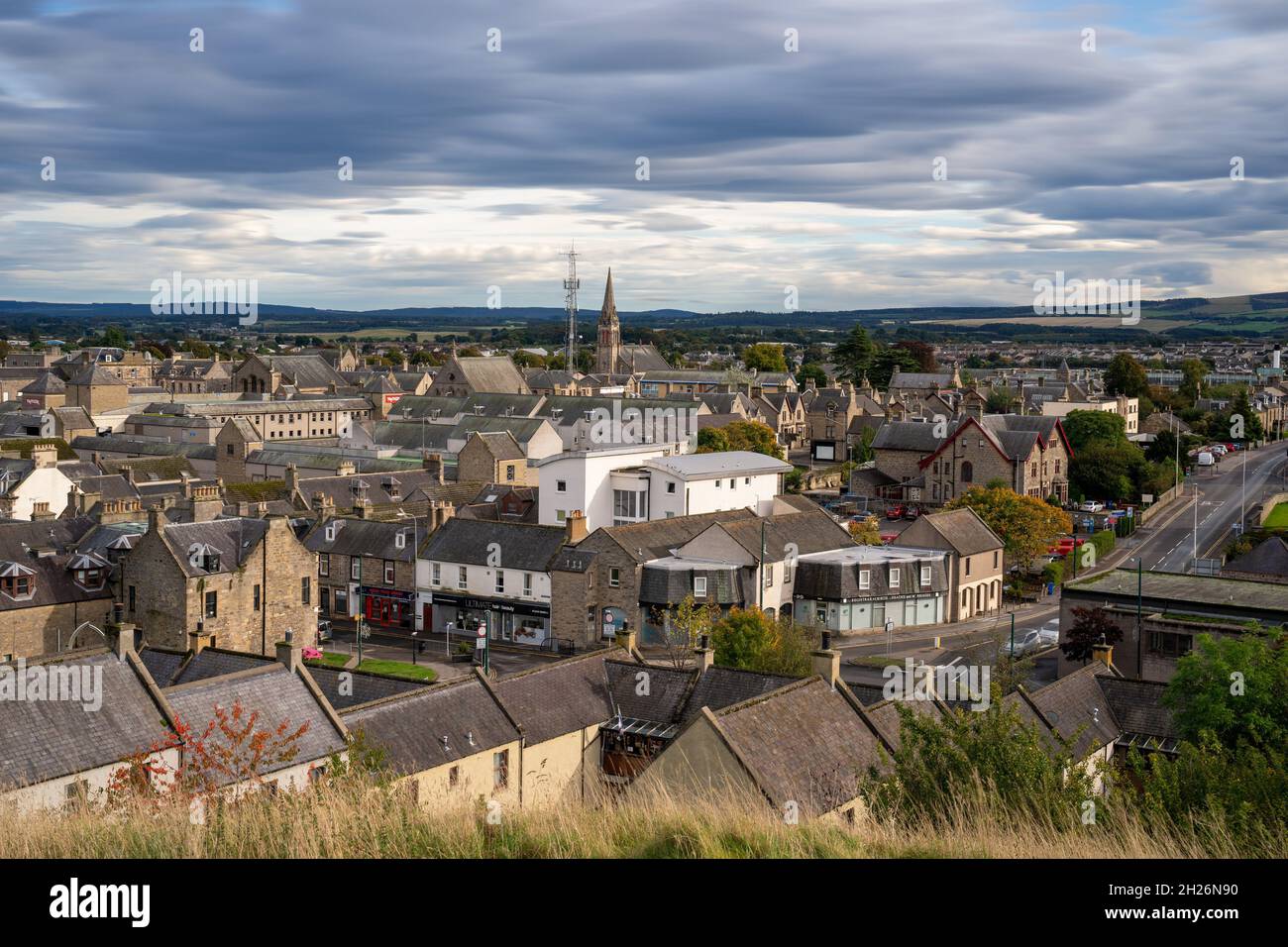 Street scene with sculpture on the Plainstones. High Street, Royal ...
