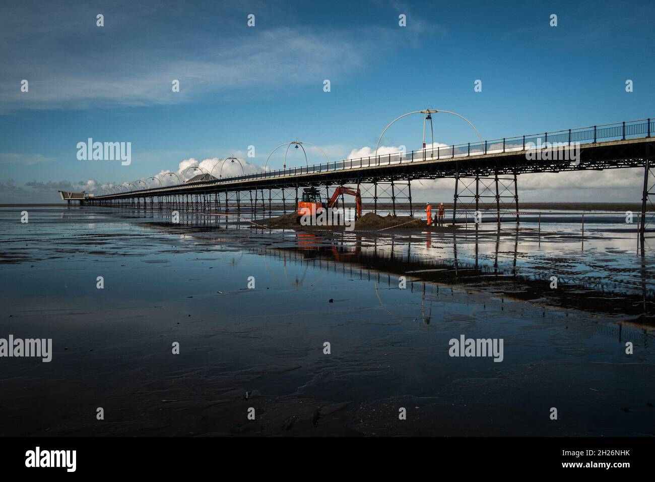 L s lowry football hi-res stock photography and images - Alamy