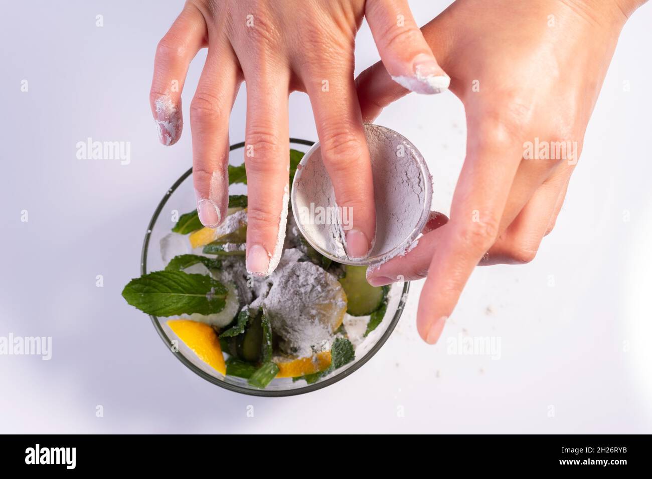 Sprinkling ingredients hi-res stock photography and images - Alamy