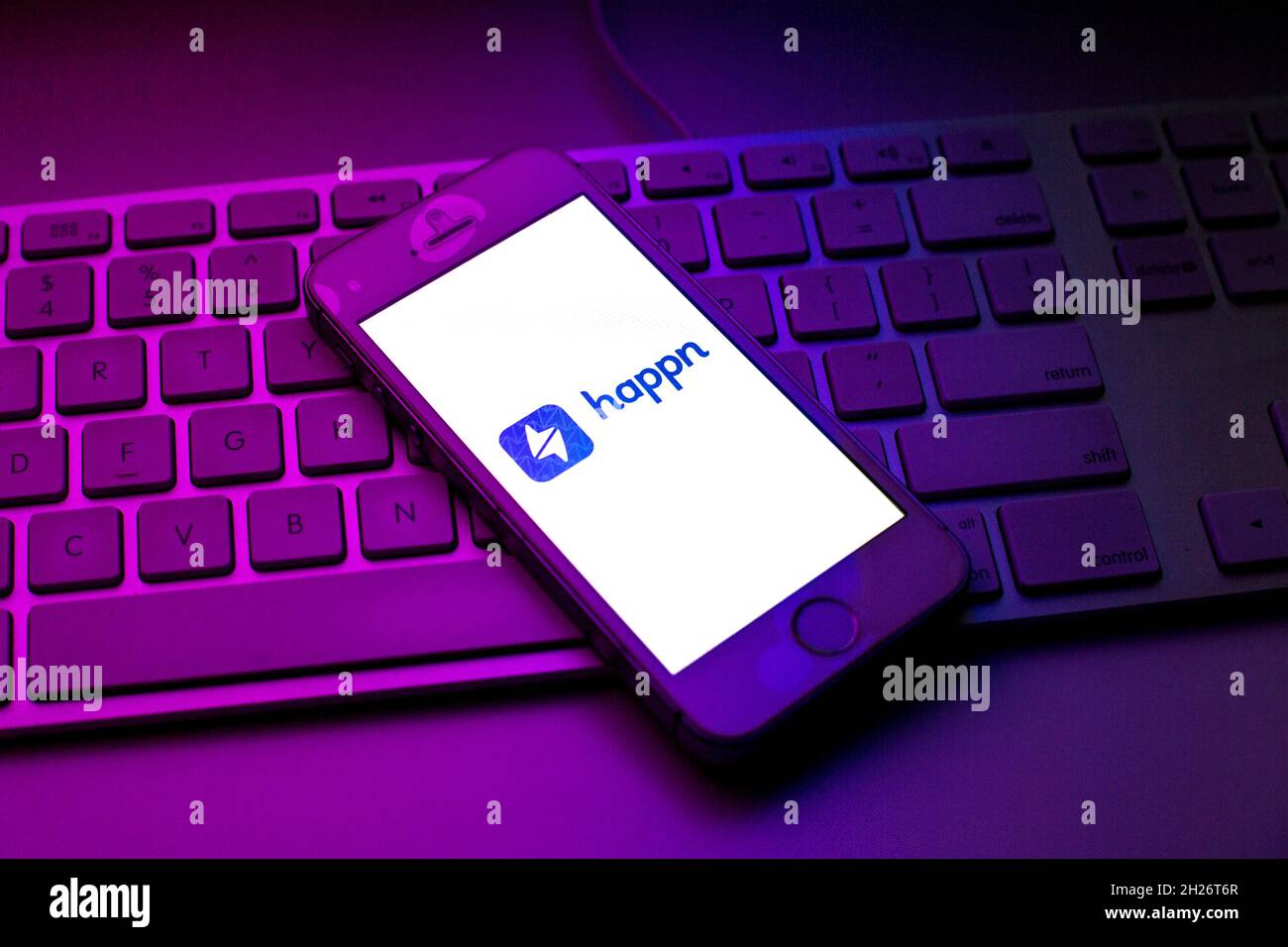 Spain. 13th Oct, 2021. In this photo illustration a Happn logo seen ...