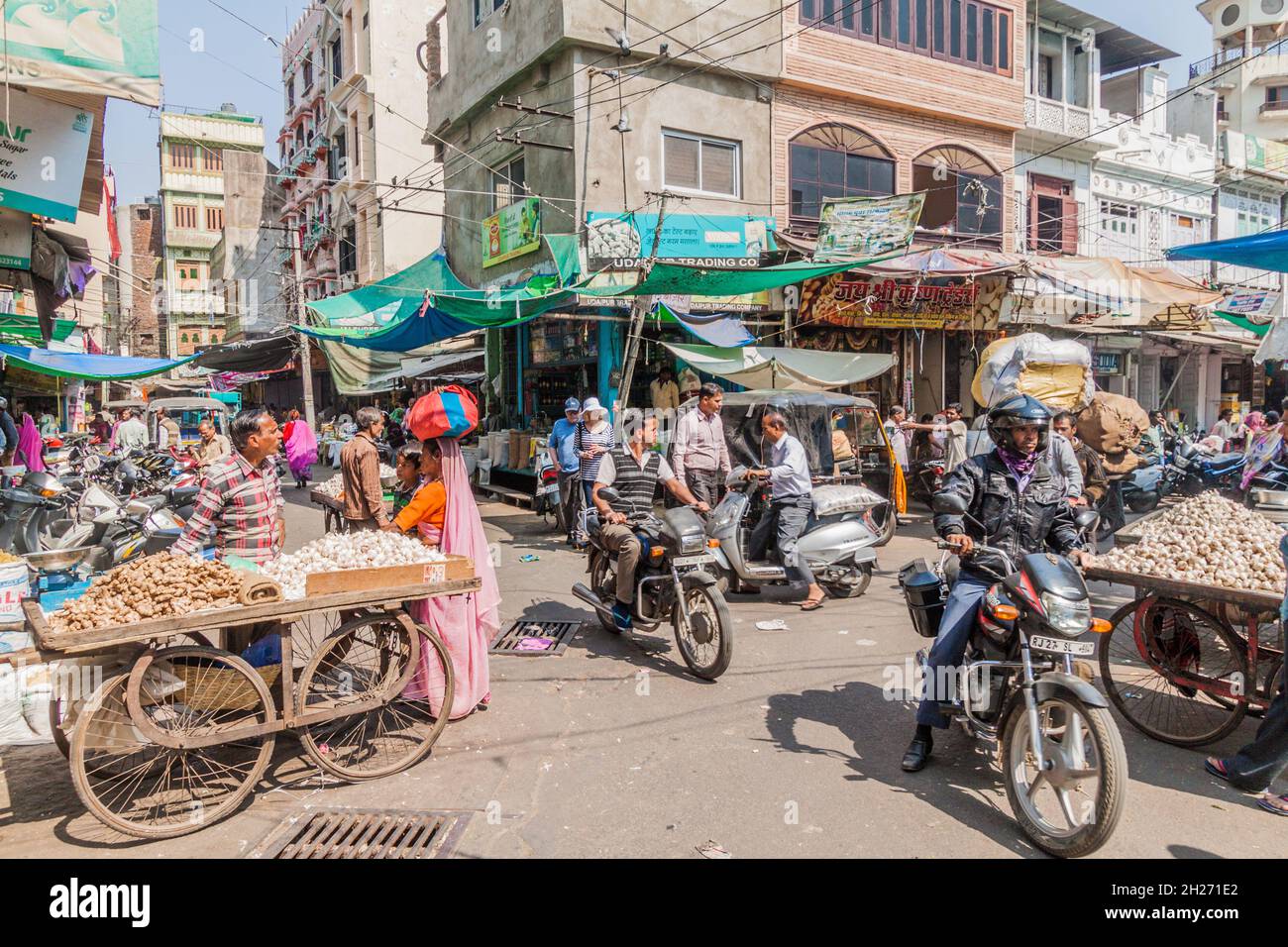 India overpopulation transport hi-res stock photography and images - Alamy