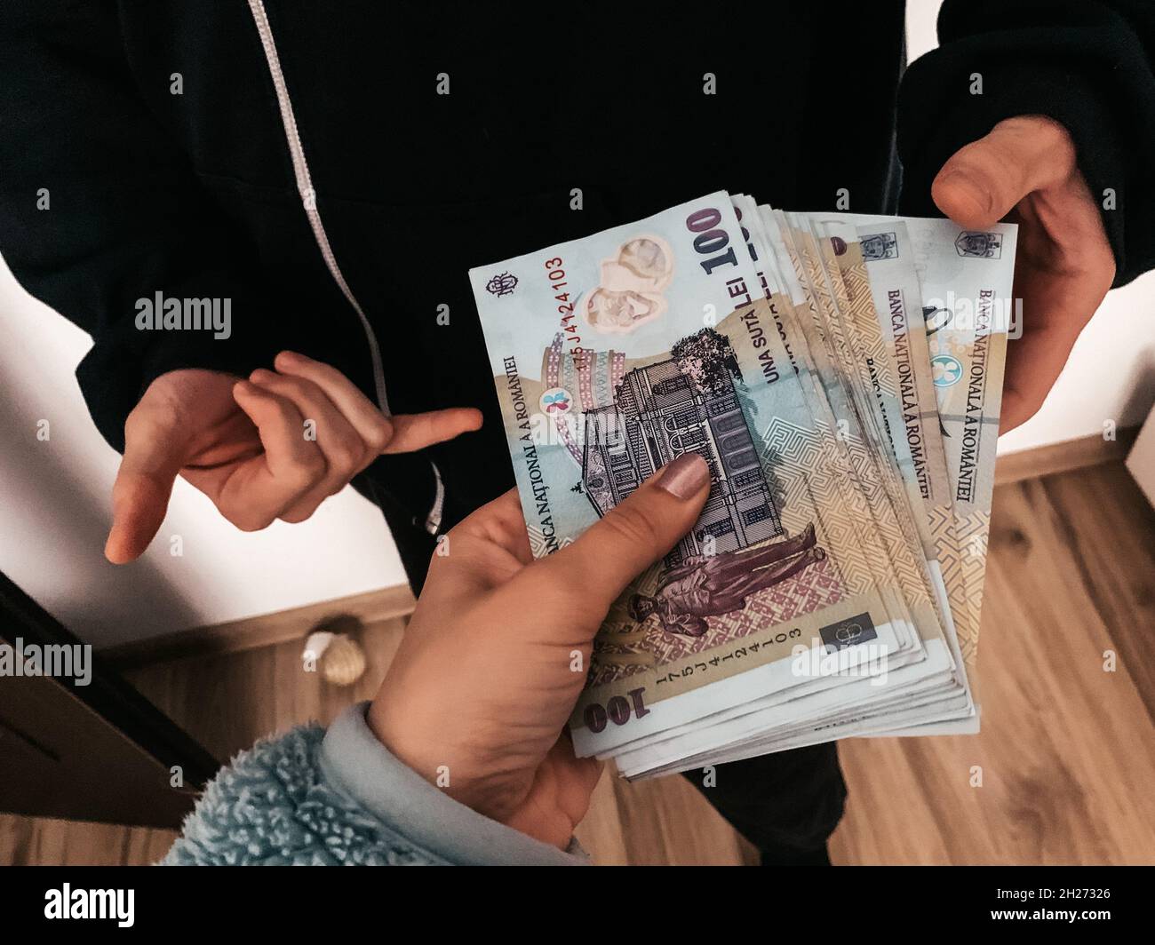 Closeup of a female hand lending money to a man Stock Photo - Alamy