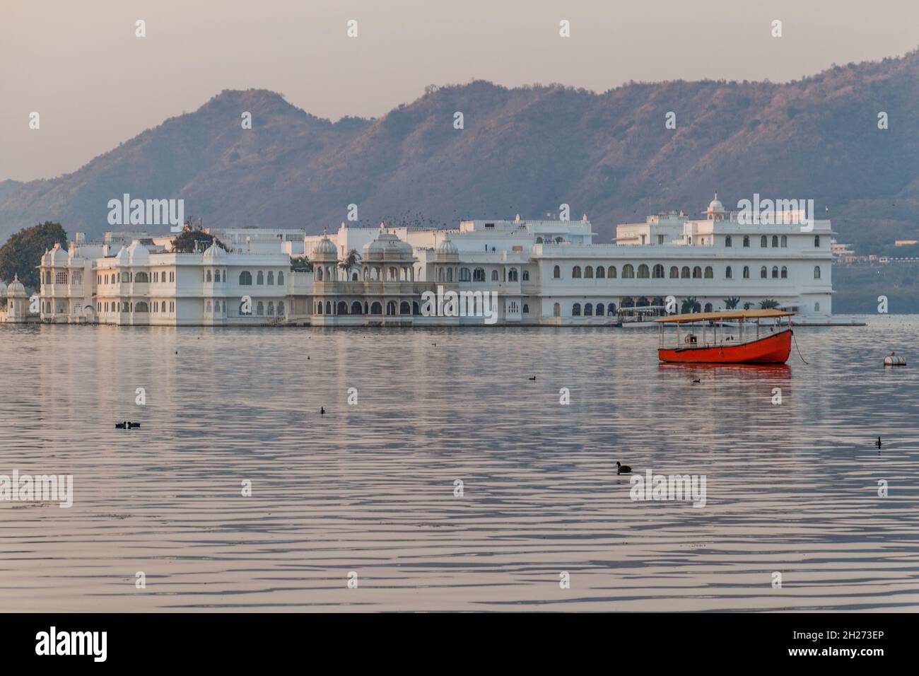 Boat in front of Lake Palace in Udaipur, Rajasthan state, India Stock ...