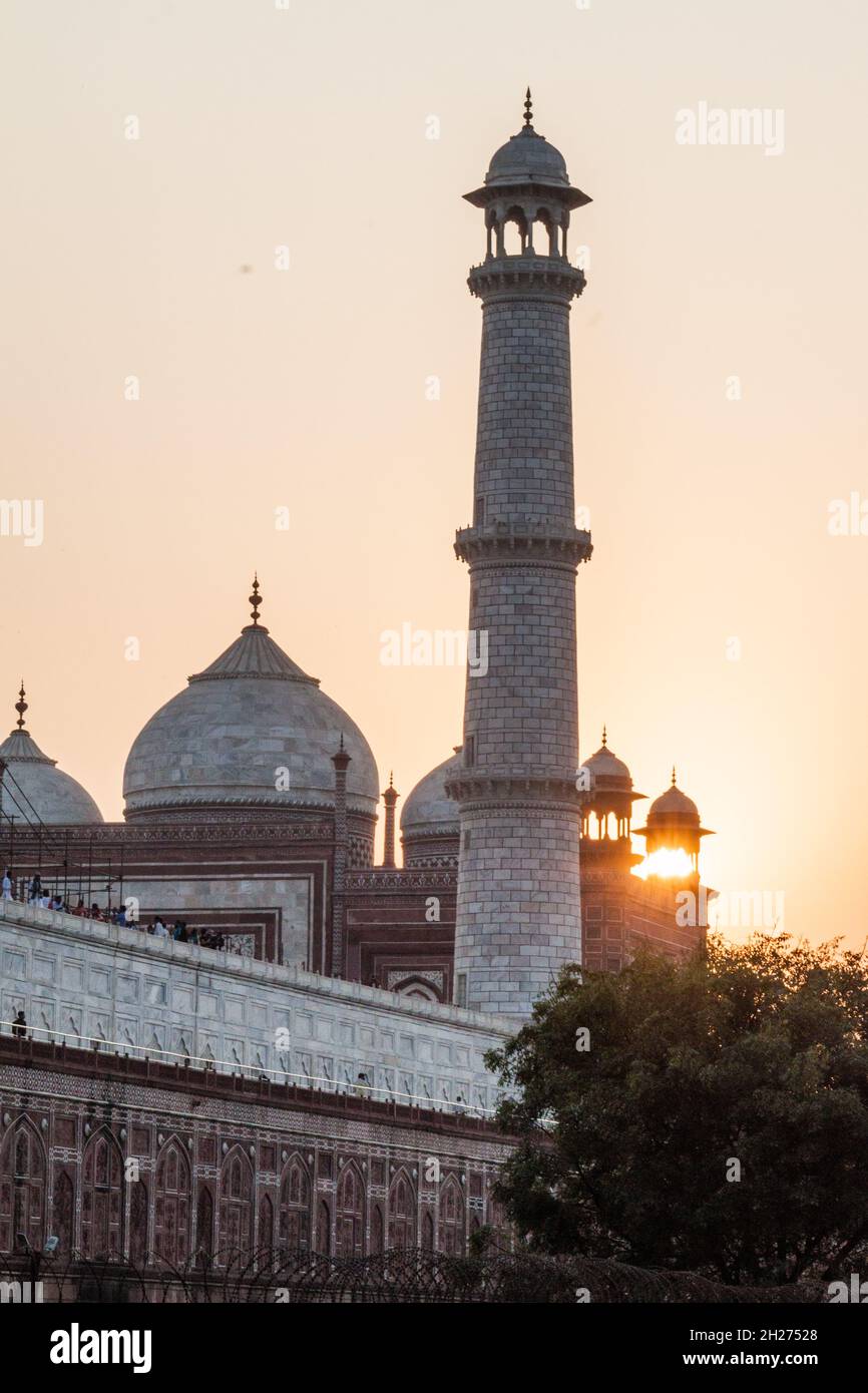 Sunset behind famous Taj Mahal in Agra, India Stock Photo - Alamy