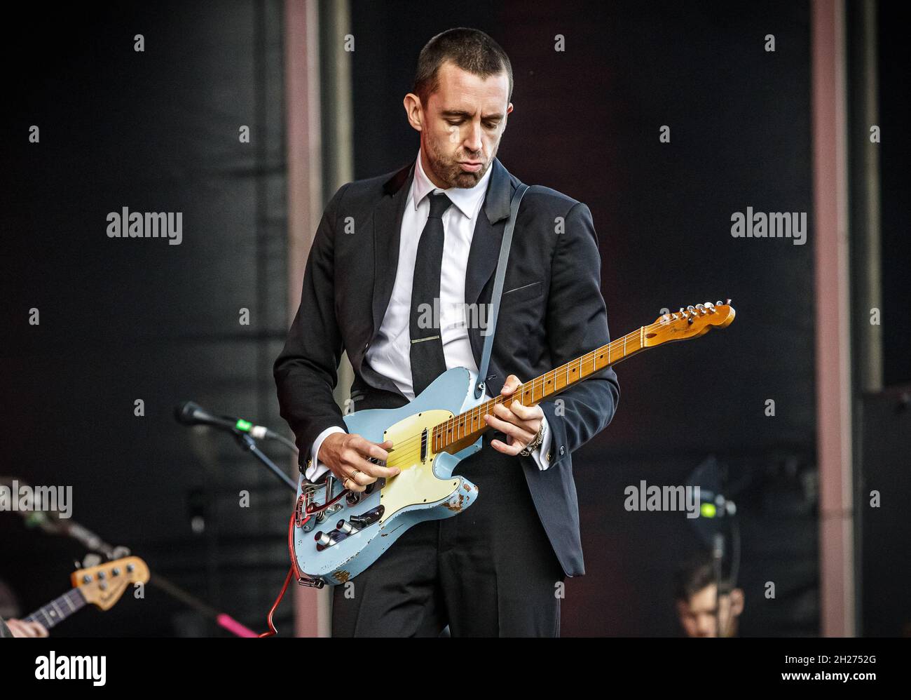 Miles kane guitar hi-res stock photography and images - Alamy