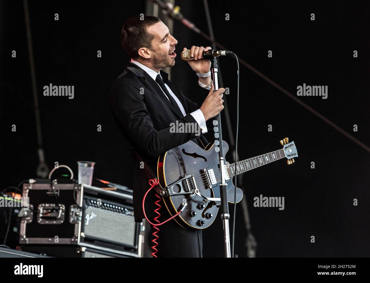 Miles kane guitar hi-res stock photography and images - Alamy