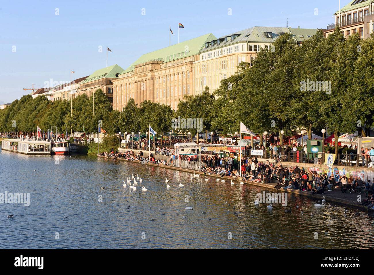Gebäude an der Alster in Hamburg, Deutschland, Europa - Buildings on ...