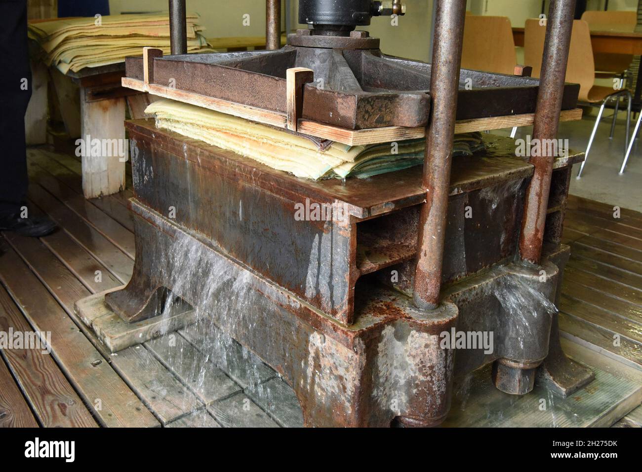 Manuelle Papierproduktion in der Handschöpferei im Papiermachermuseum ...