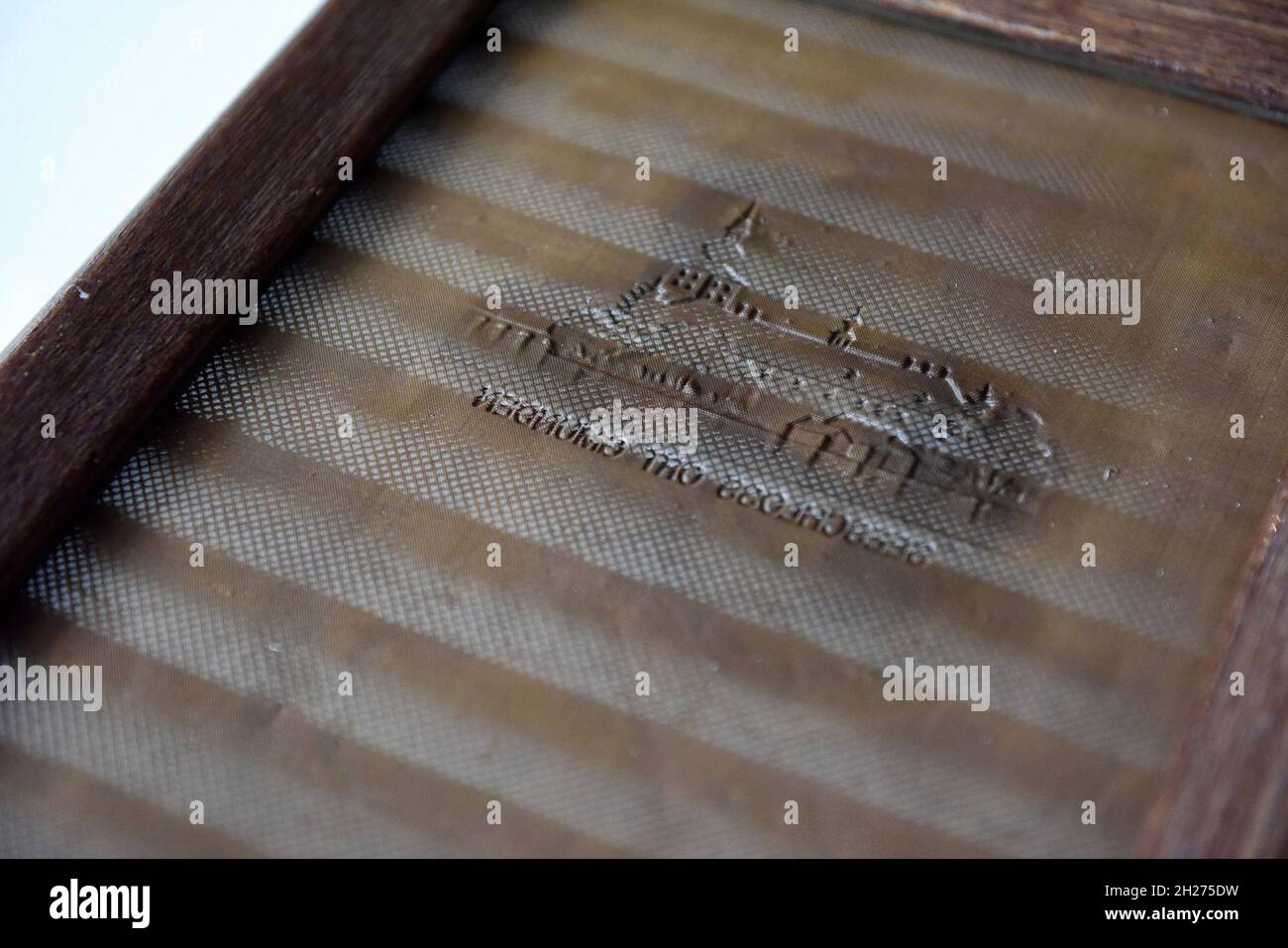 Manuelle Papierproduktion in der Handschöpferei im Papiermachermuseum ...