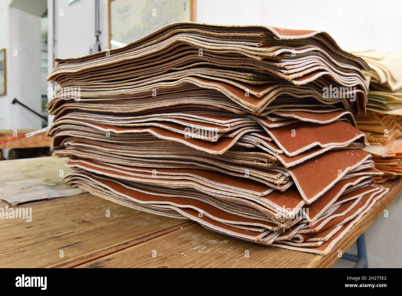 Manuelle Papierproduktion in der Handschöpferei im Papiermachermuseum ...