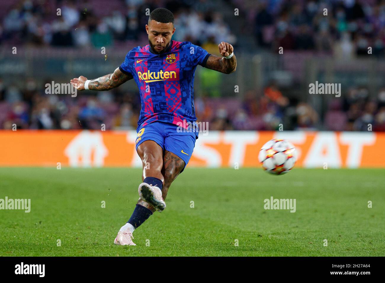 Memphis Depay of FC Barcelona in action during the UEFA Champions ...