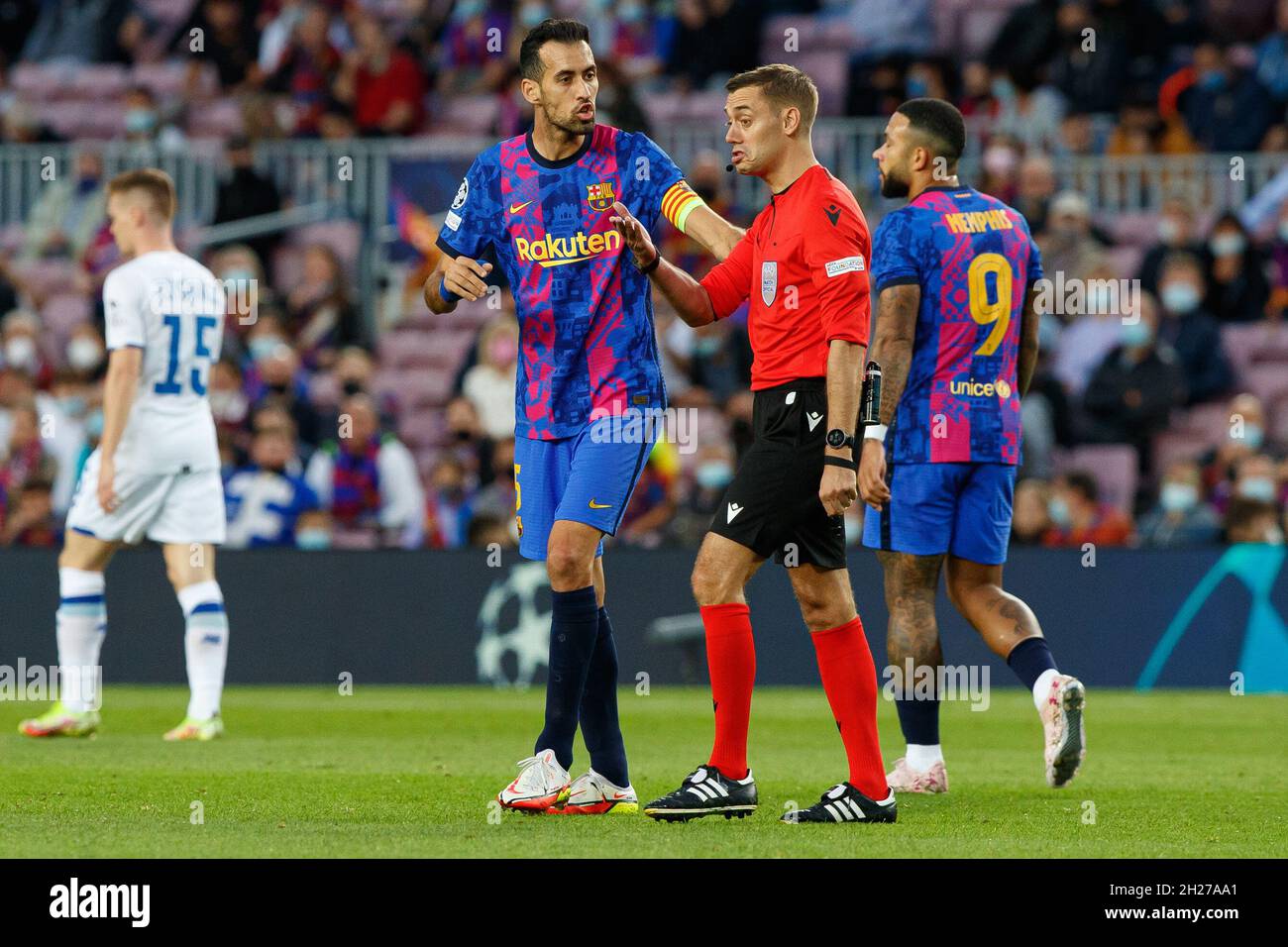 Sergio Busquets of FC Barcelona with a Referee during the UEFA ...
