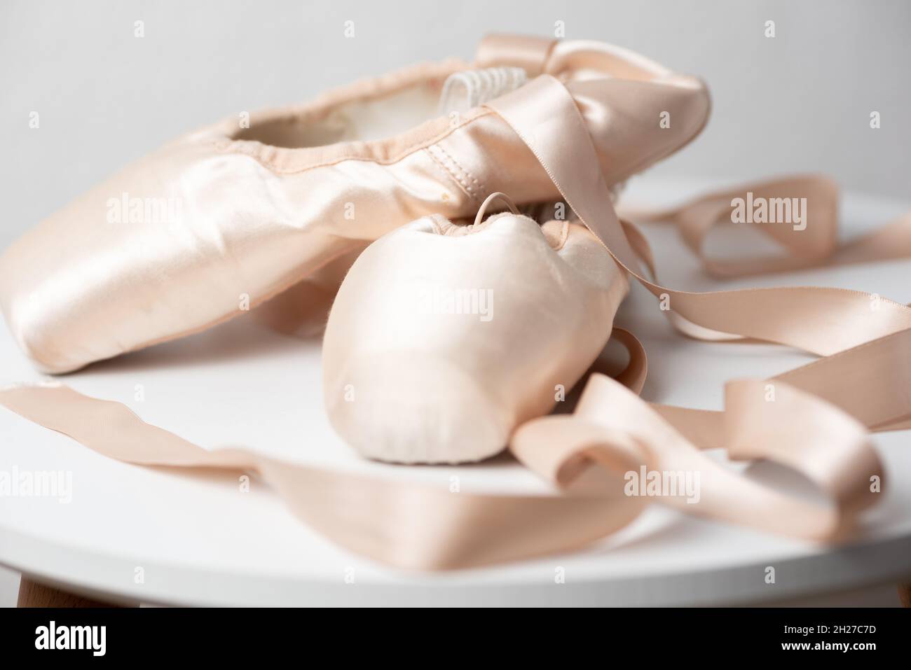 Ballet dancer foot on point hi-res stock photography and images - Alamy