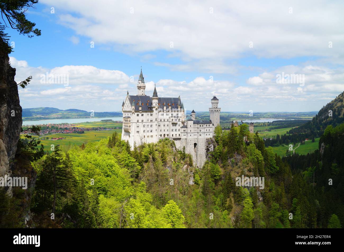 Bavarian castle Neuschwanstein and lake Forggensee in the background ...