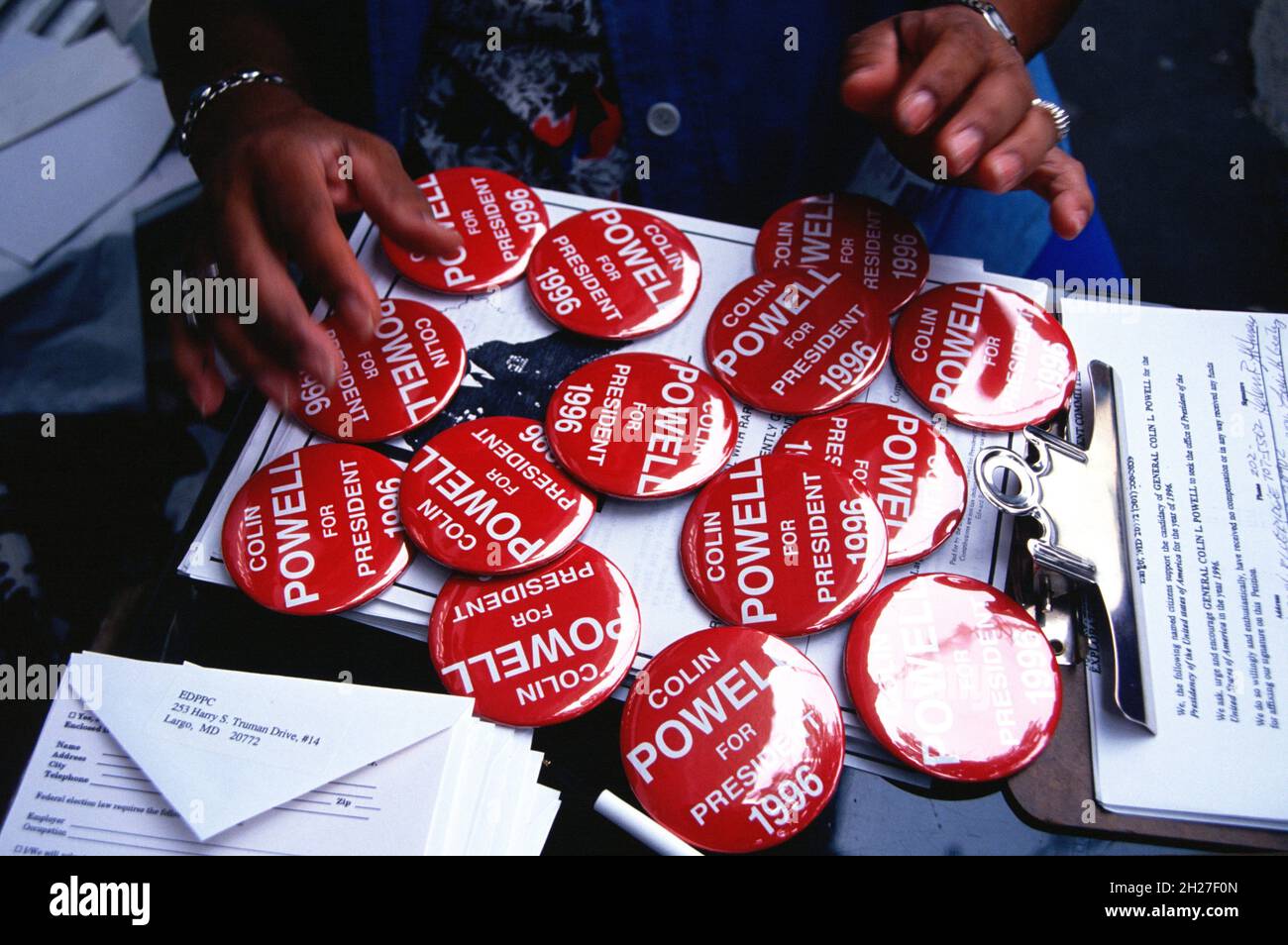 General colin powell signs book hi-res stock photography and images - Alamy
