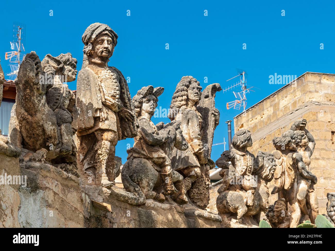 Statues of monsters hi-res stock photography and images - Alamy