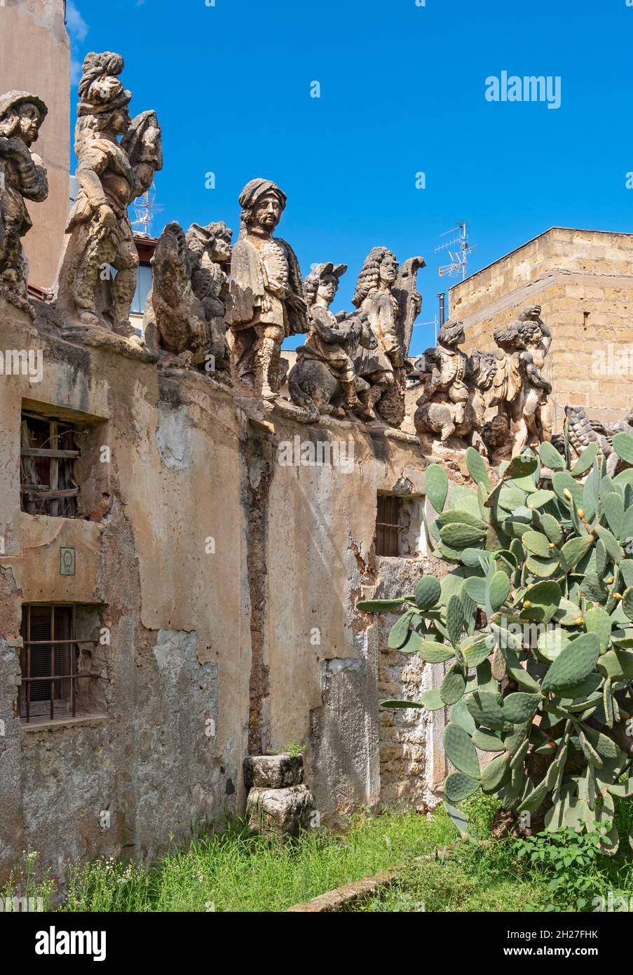 Statues of monsters hi-res stock photography and images - Alamy
