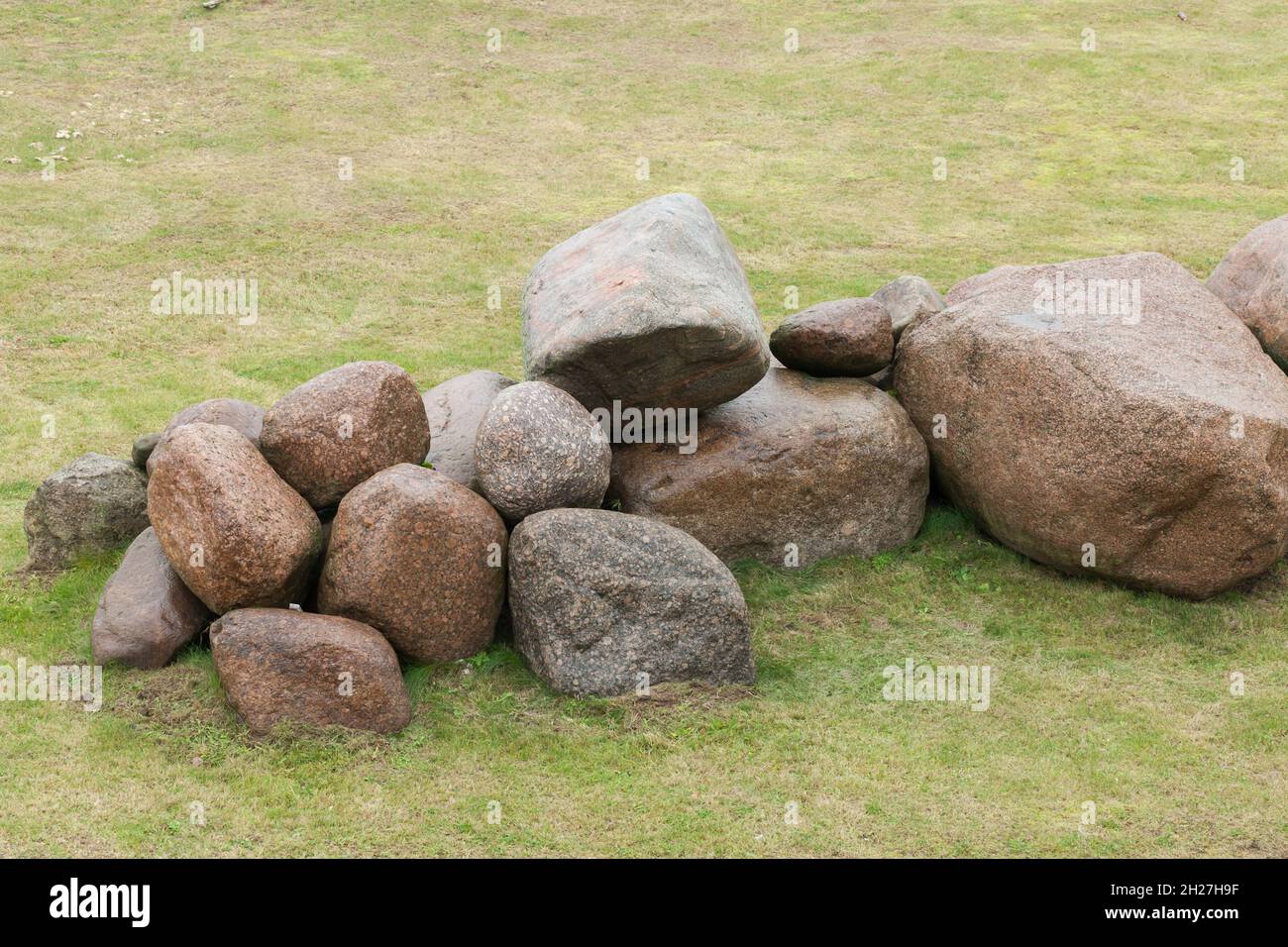 Round stones hi-res stock photography and images - Alamy