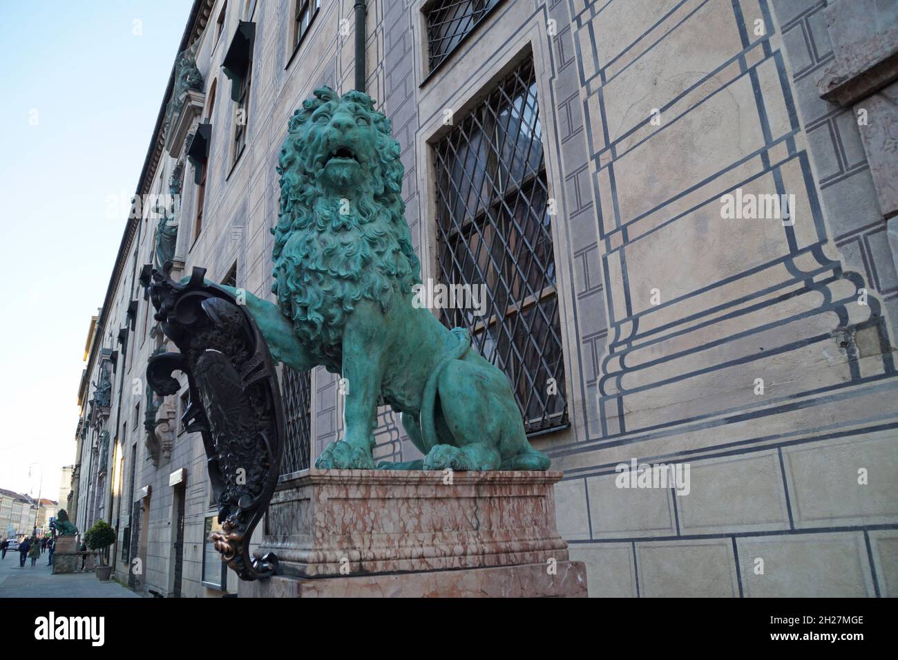 A Bavarian lion sculpture made of bronze on Odeonsplatz in Munich Stock ...