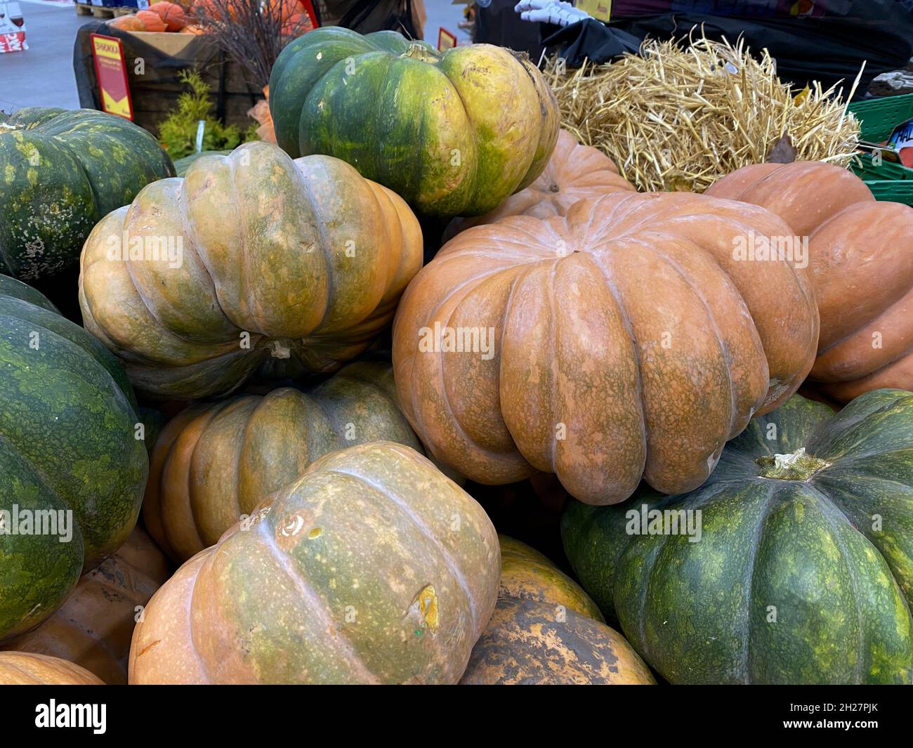 Vegetables in supermarket hi-res stock photography and images - Alamy