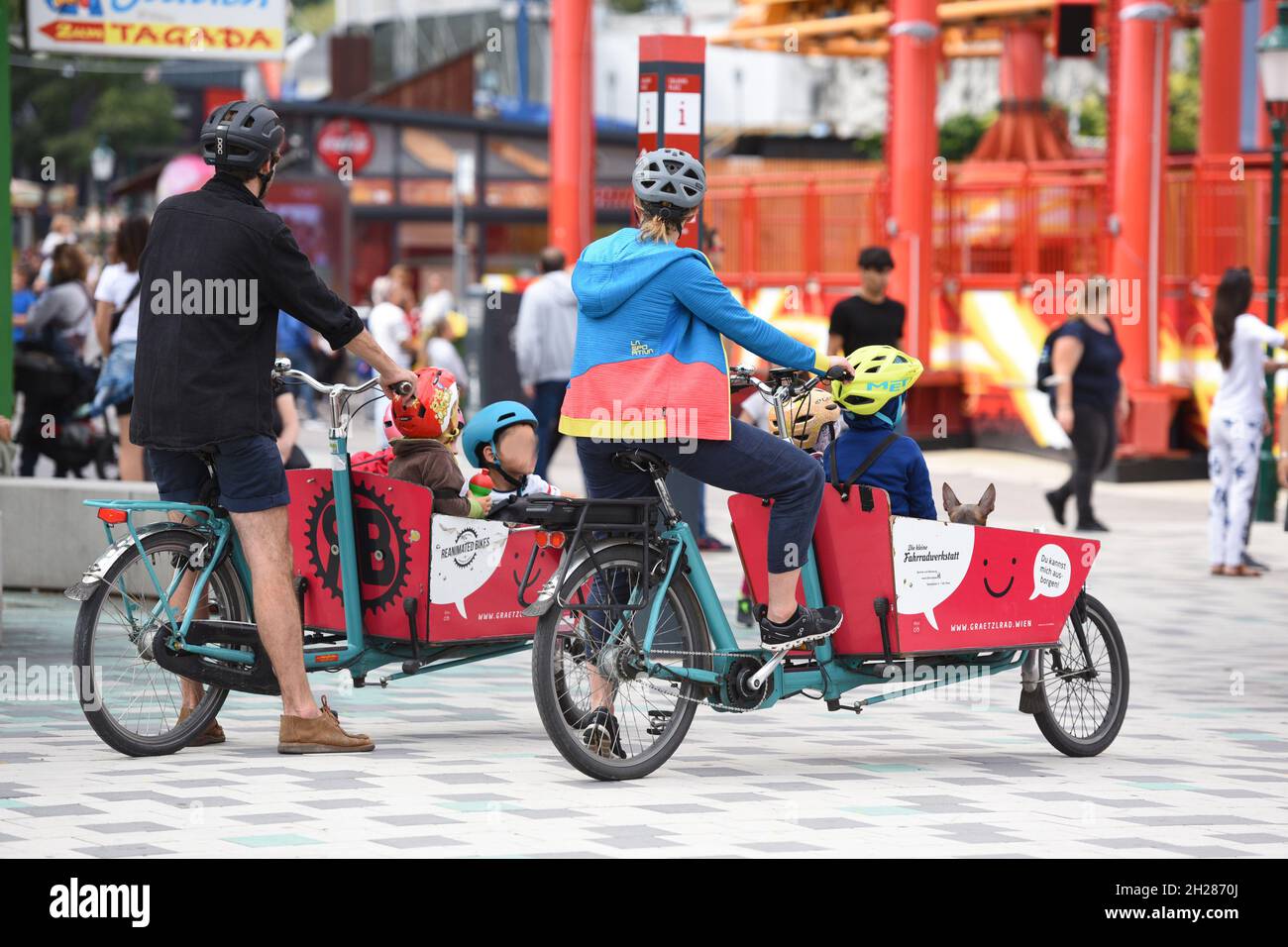 Lastenfahrrad im Vergnügungspark "Prater" in Wien, Österreich, Europa - Cargo bike in the big ...
