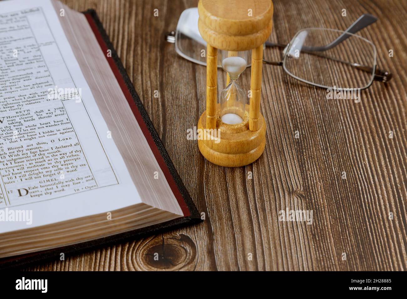 10 OCOBER 2021 New York Time USA: Time is running out wih hourglass and ...
