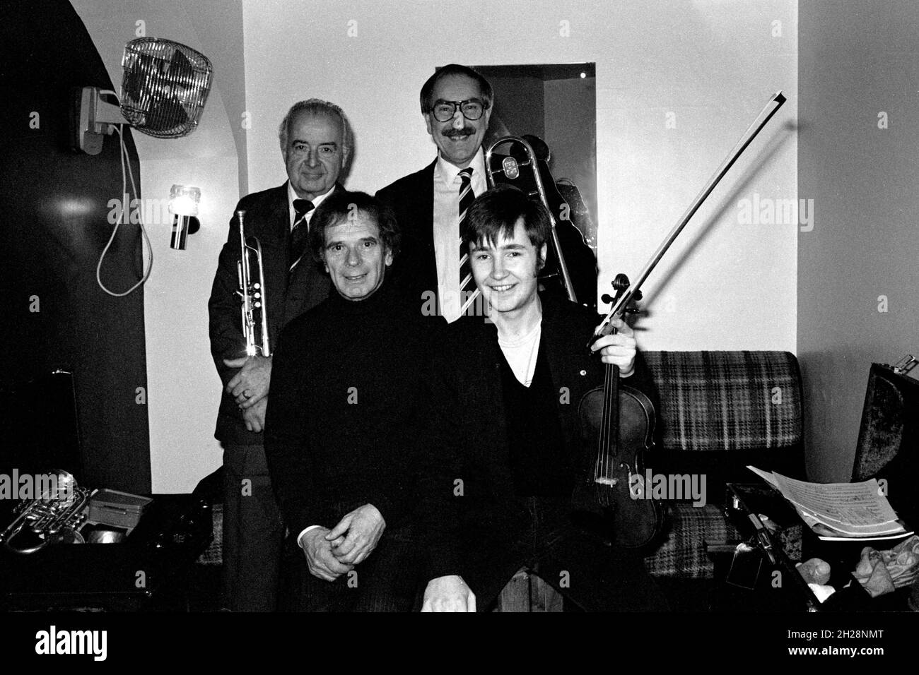 Violinist Nigel Kennedy, aged 26, with trumpeter Kenny Baker ...