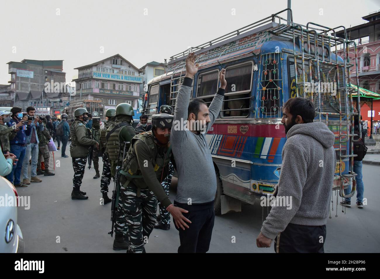 Security frisk hi-res stock photography and images - Alamy