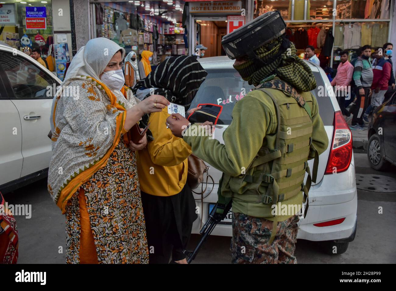 Woman paramilitary trooper hi-res stock photography and images - Alamy