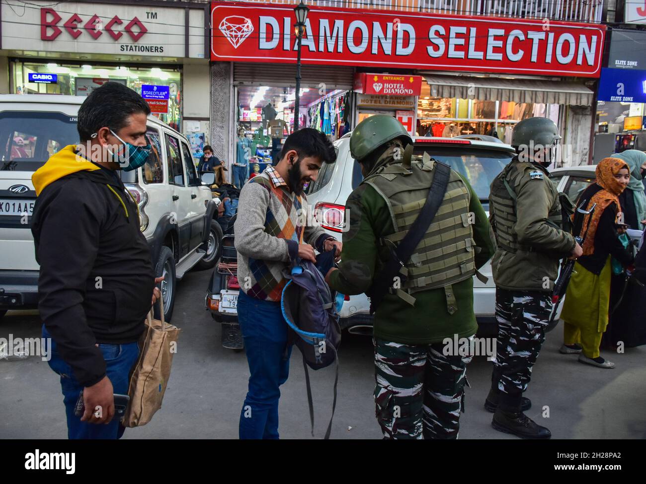 Security frisk hi-res stock photography and images - Alamy