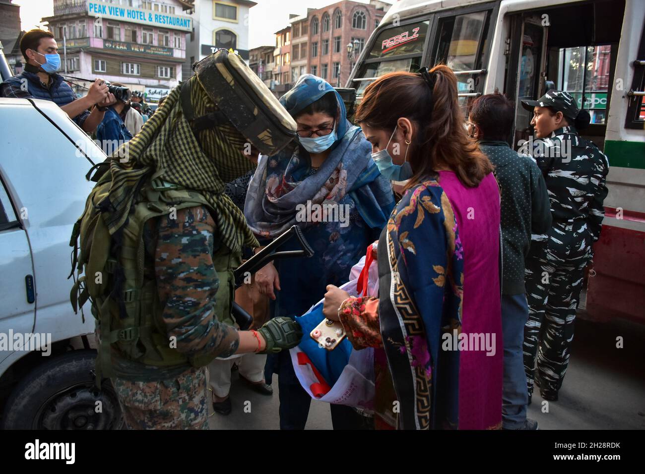 Security frisk hi-res stock photography and images - Alamy