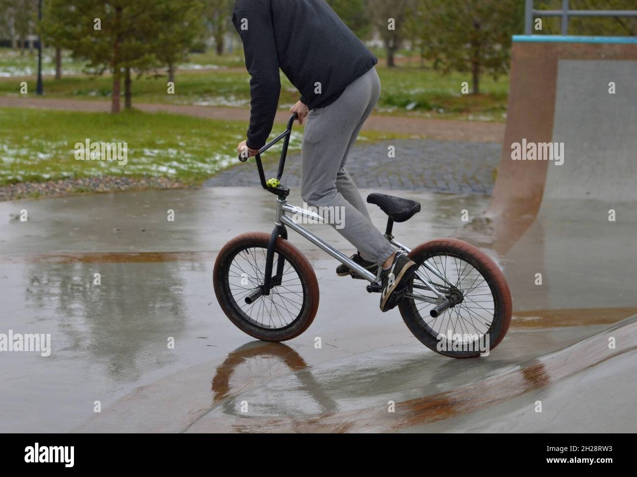 Dobrograd, Vladimir region, Russia. 5 November 2017. Teen on BMX bike in the skatepark in the ...