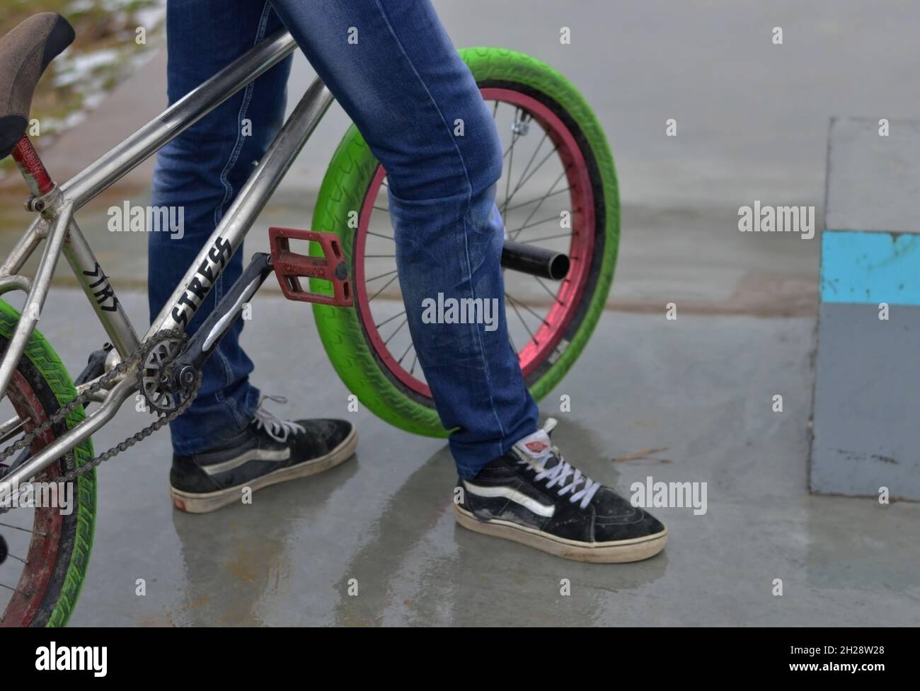 Dobrograd, Vladimir region, Russia. 5 November 2017. Teen on BMX bike in the skatepark in the ...