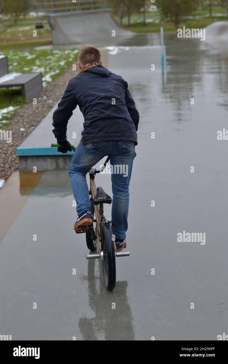 Dobrograd, Vladimir region, Russia. 5 November 2017. Teen on BMX bike in the skatepark in the ...