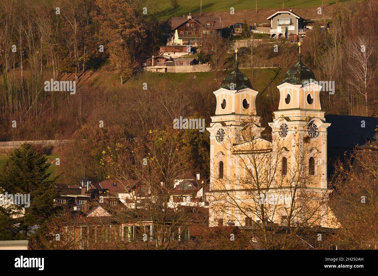 Die dem Erzengel Michael geweihte Basilika in Mondsee, Oberösterreich ...