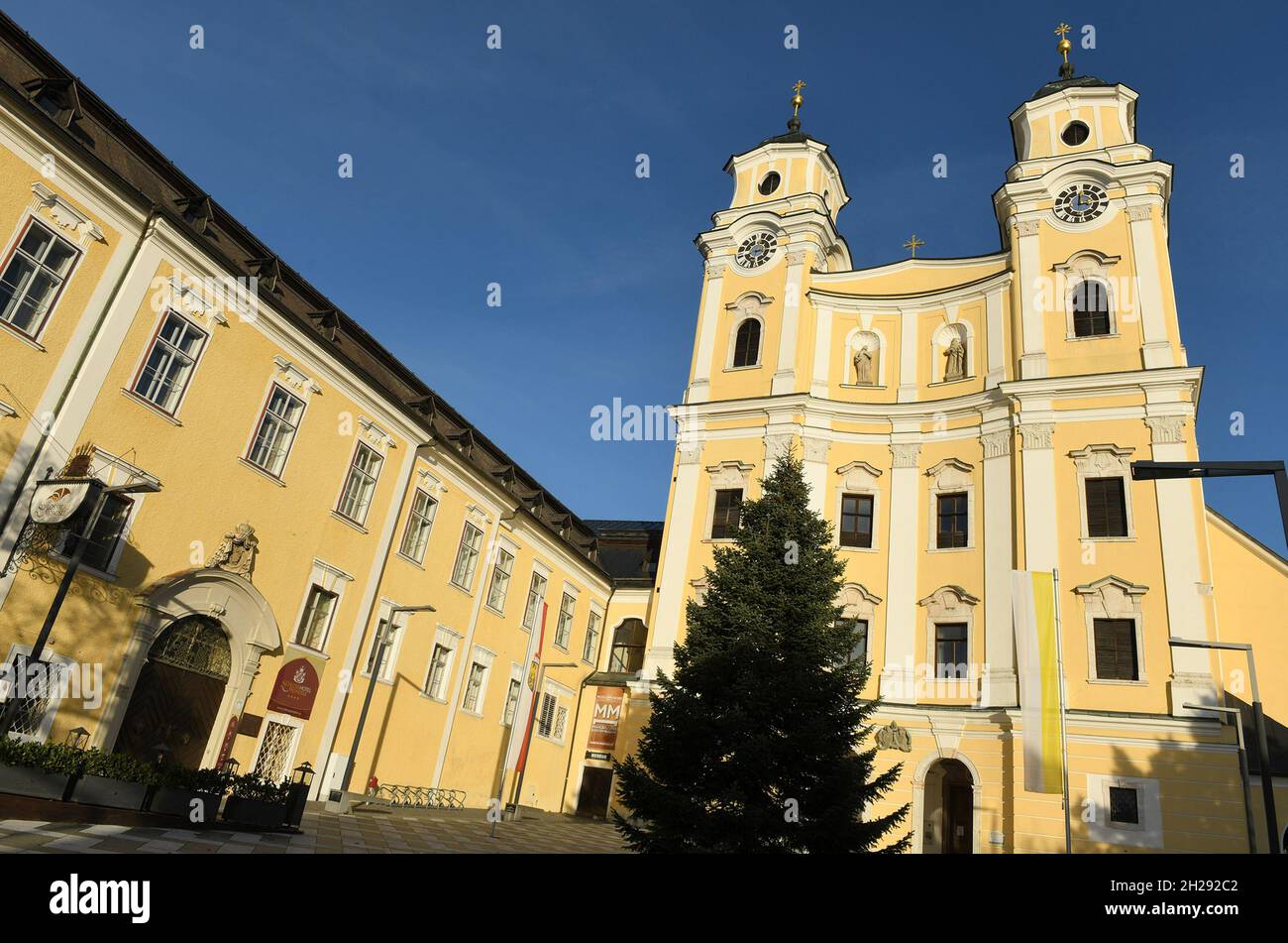 Die dem Erzengel Michael geweihte Basilika in Mondsee, Oberösterreich ...