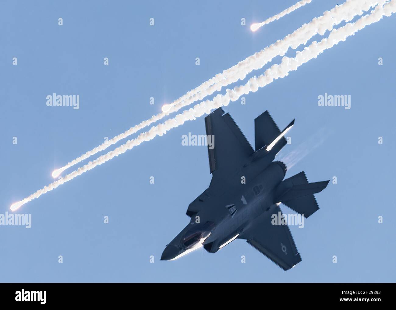 F 35 lightning ii flares hi-res stock photography and images - Alamy